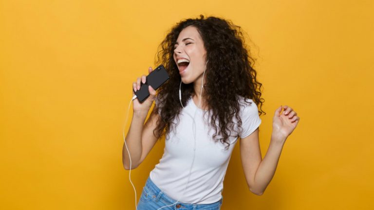 8 Tips Agar Suara Bagus Saat Bernyanyi - MuSigPro